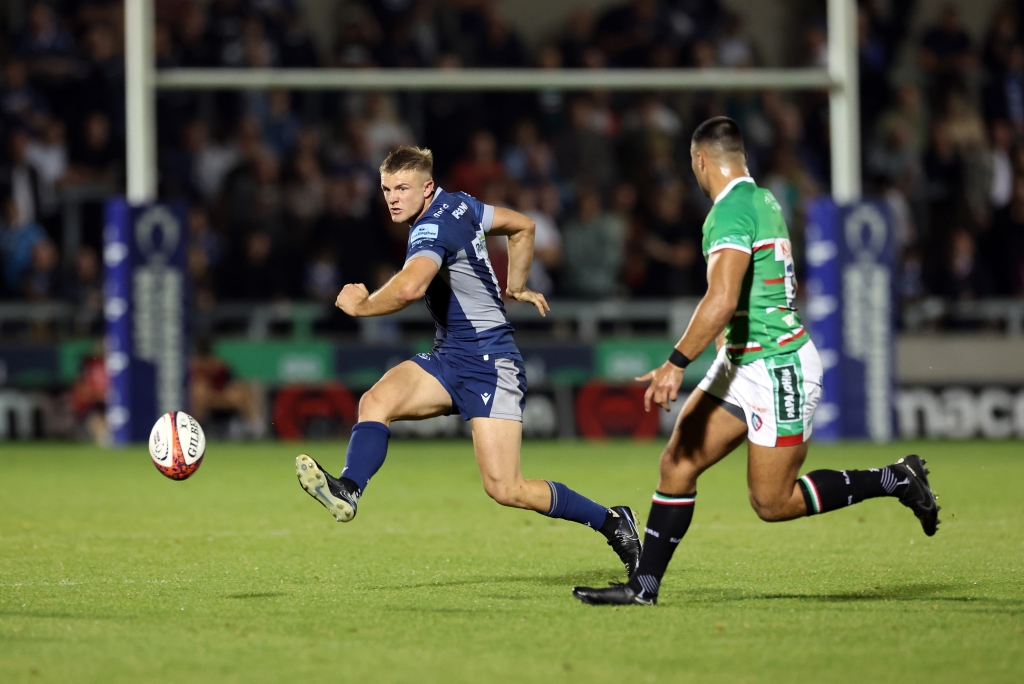 Fly-half Curtis signs new deal | Sale Sharks